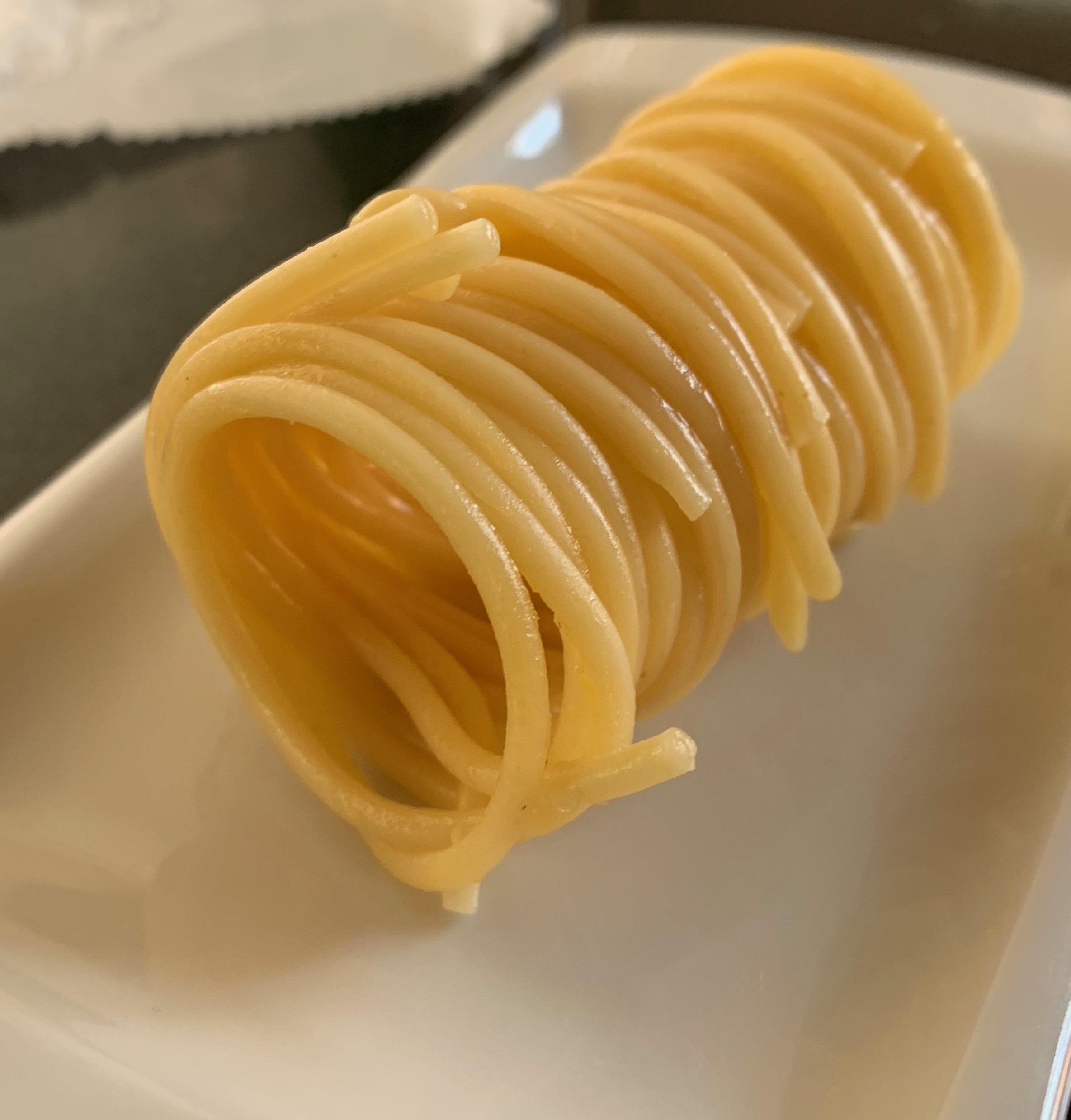 Pasta rolletje met sprot filet, zure room en lompvis eitjes – Ann(a) in ...
