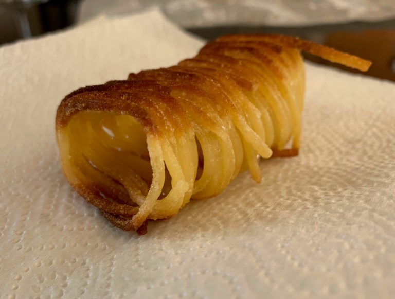 Pasta rolletje met sprot filet, zure room en lompvis eitjes – Ann(a) in ...