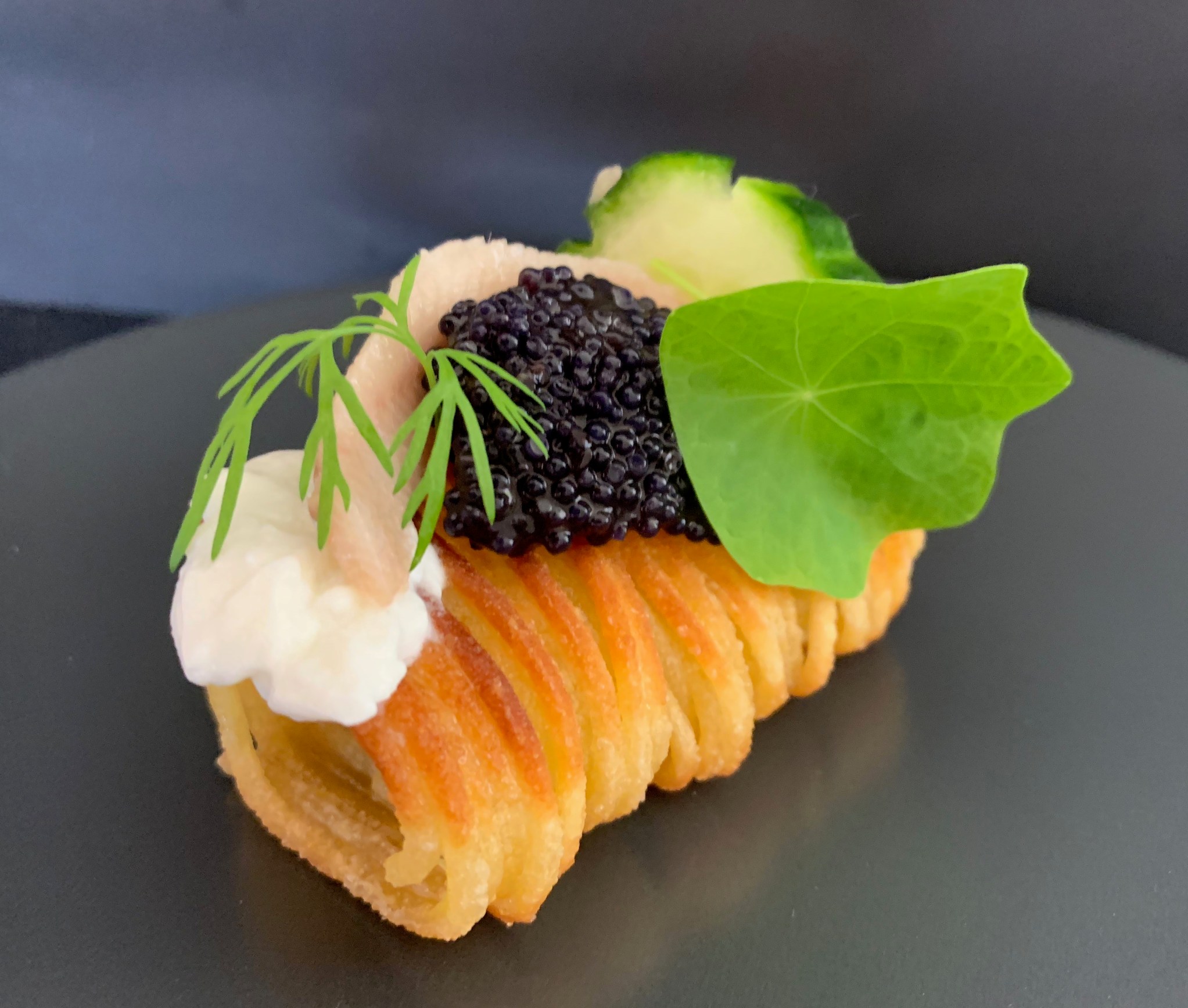 Pasta rolletje met sprot filet, zure room en lompvis eitjes – Ann(a) in ...