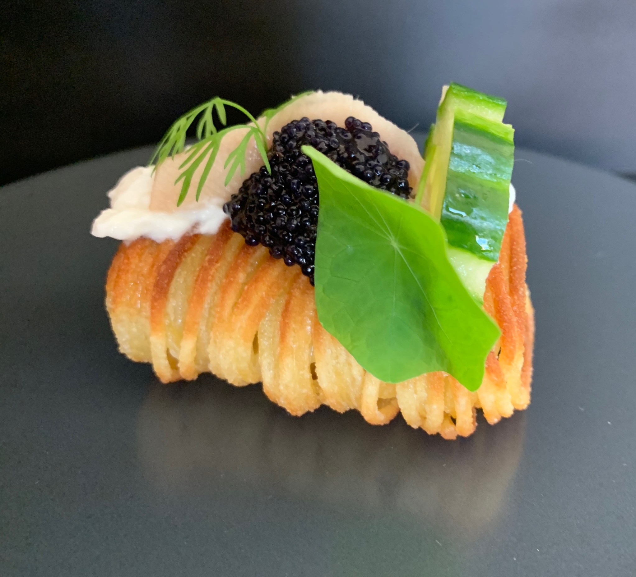 Pasta rolletje met sprot filet, zure room en lompvis eitjes – Ann(a) in ...